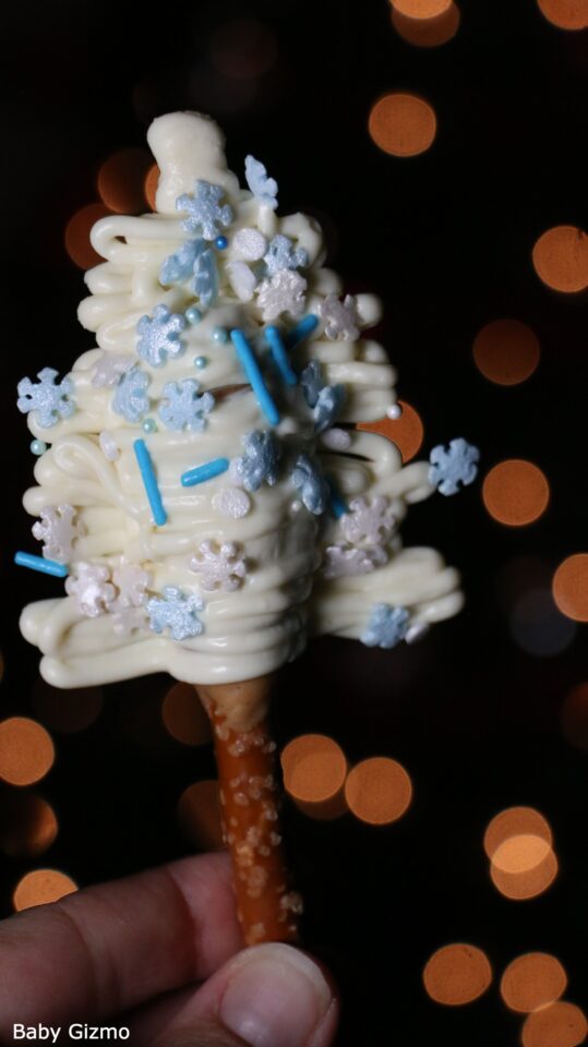Chocolate Peanut Butter Holiday Pretzel Trees – Baby Gizmo