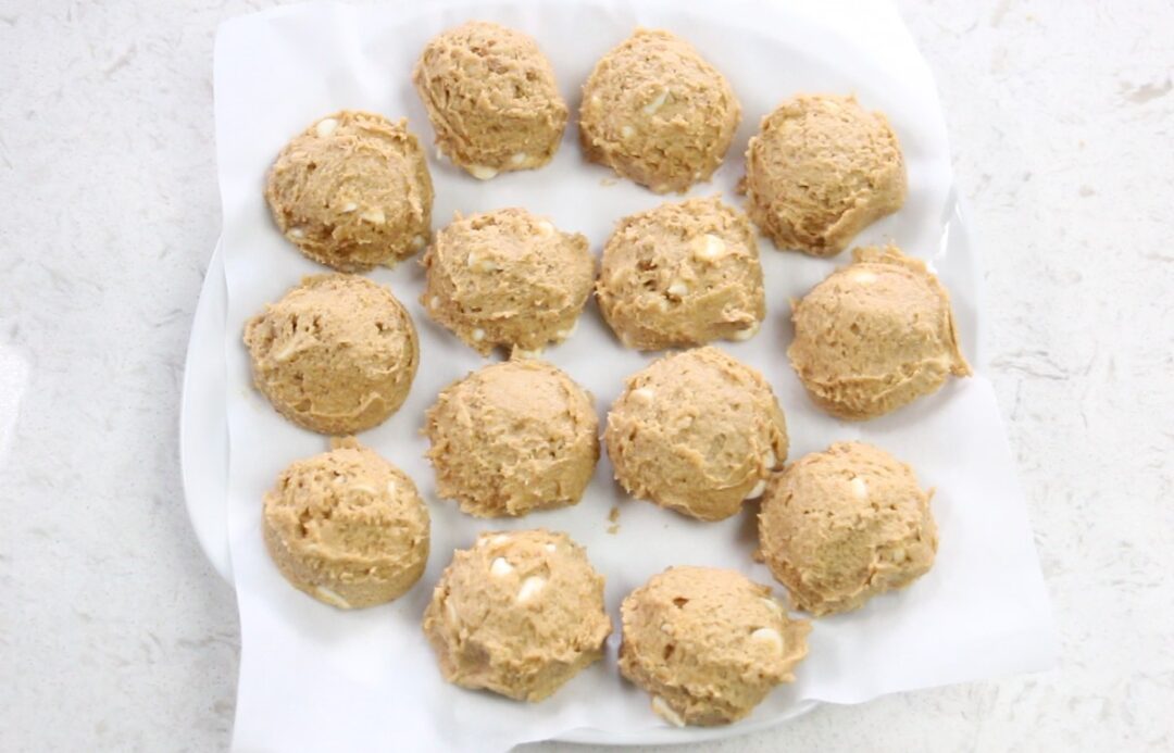 Crumbl Biscoff White Chocolate Chip Cookies Recipe – Baby Gizmo